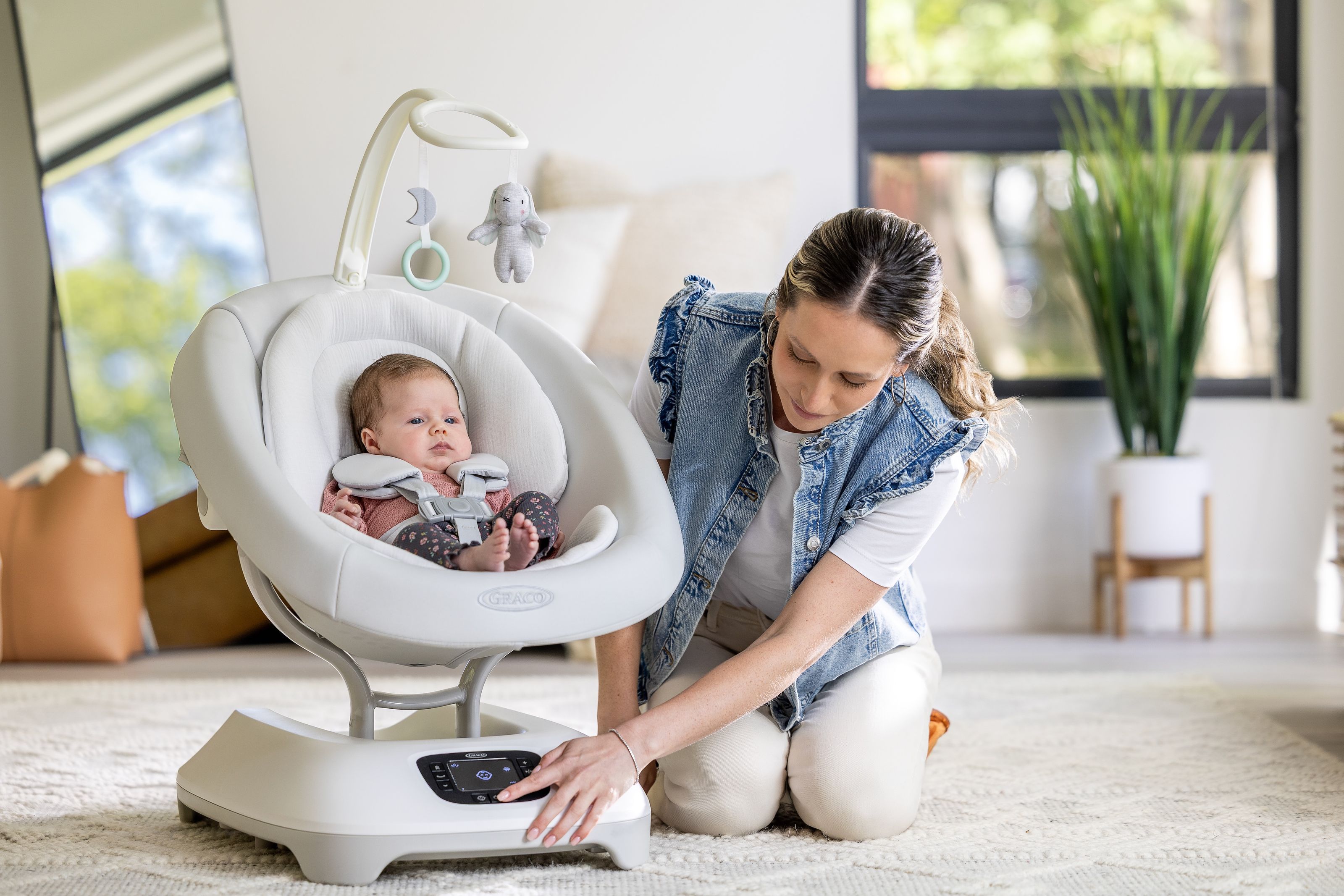 WIN the New Graco Eluma Sway – the baby swing with Cry-Detection ...