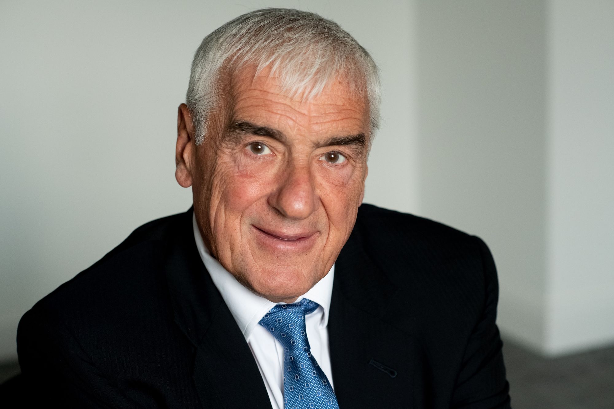 Hedge fund guru Michael Hintze can't out-trade machines but he can ...