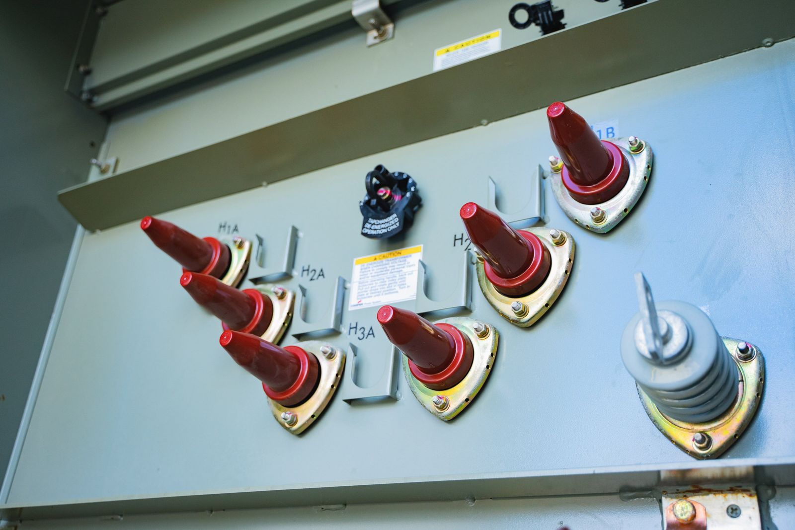 The Live Front vs. Dead Front Bushing