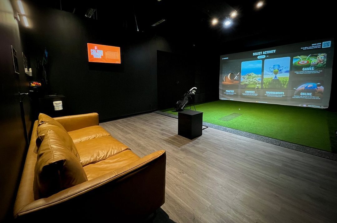 Barrie Indoor Golf Driving Range with Simulators & Screen
