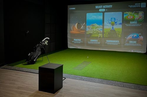 Barrie Indoor Golf Driving Range with Simulators & Screen
