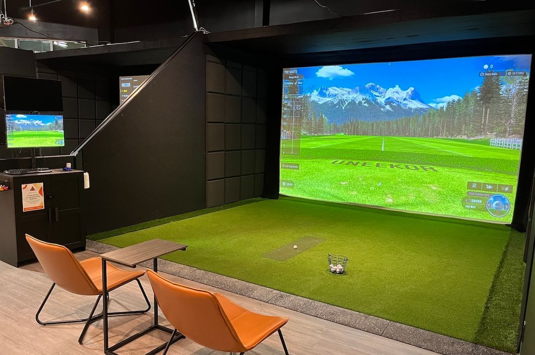 Barrie Indoor Golf Driving Range with Simulators & Screen