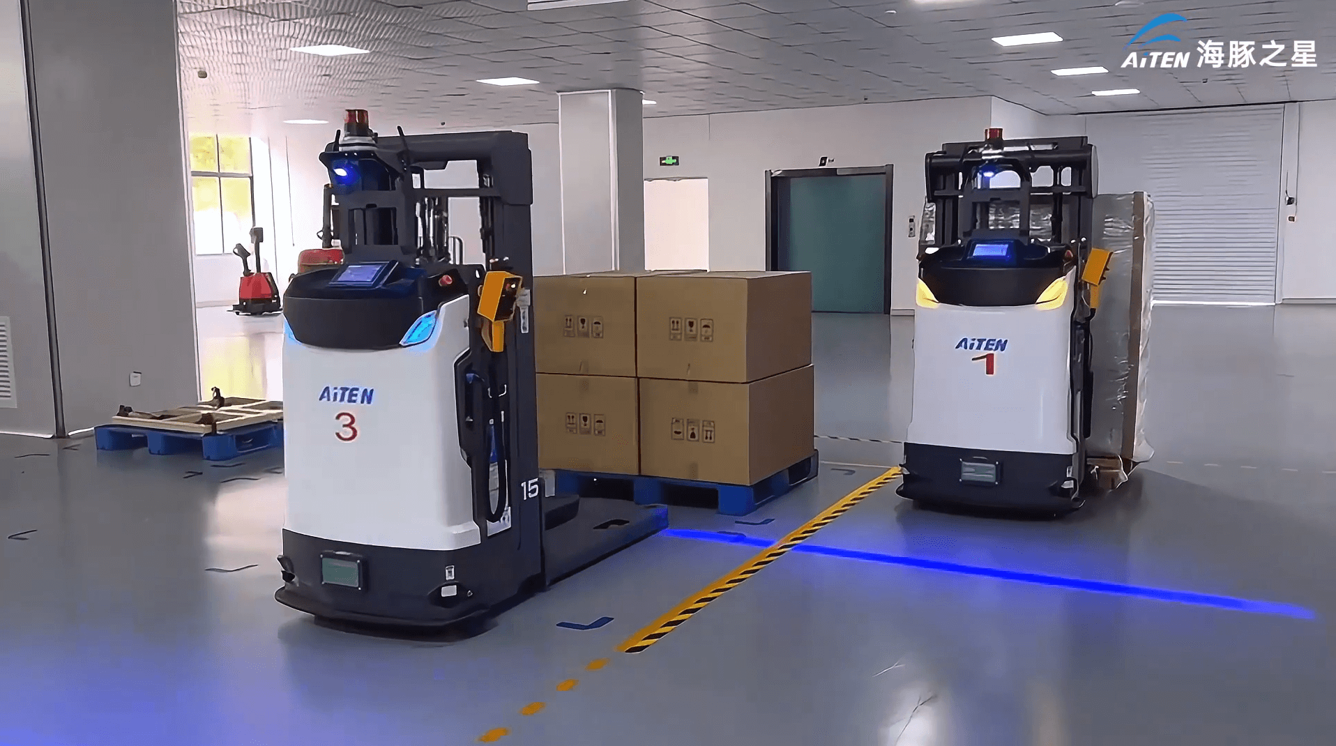 What equipment moves pallets? Types of Pallet Trucks & How They Work – AITEN Robotics