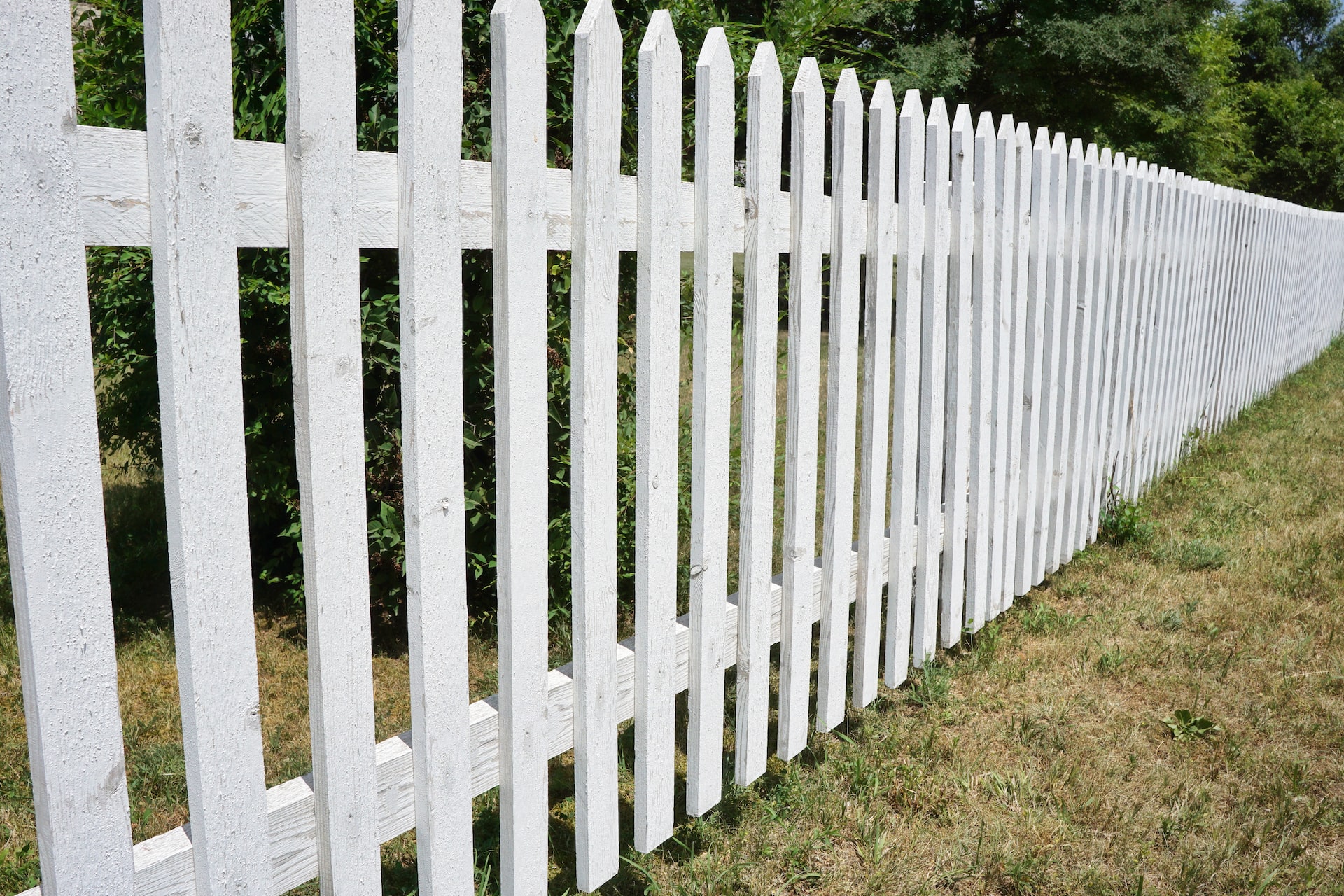 Horizontal vs Vertical Fence: Cost, Privacy, Security & Design Compared