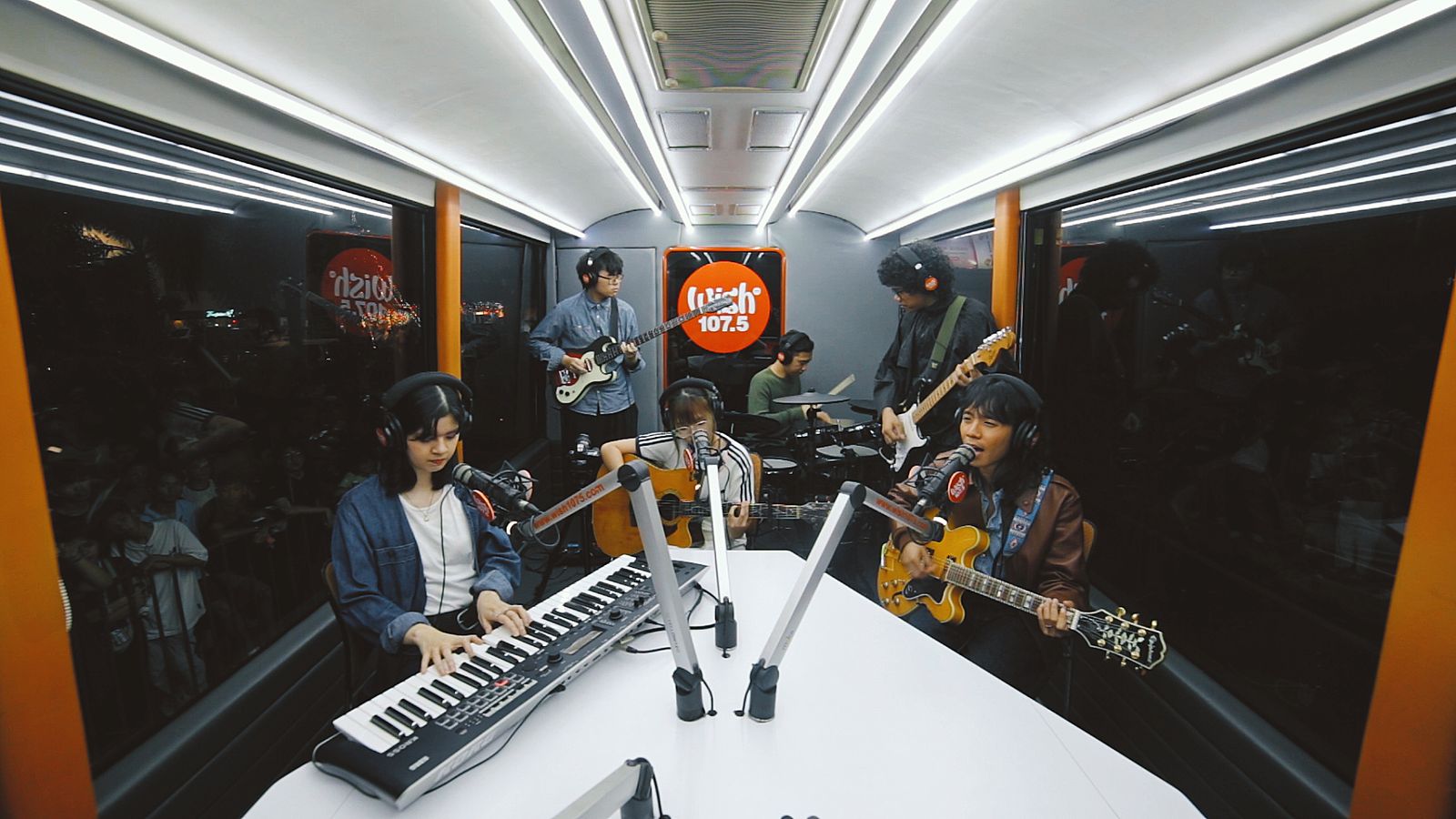 TONEEJAY performs 'Pramis' live on Wish 107.5 Bus
