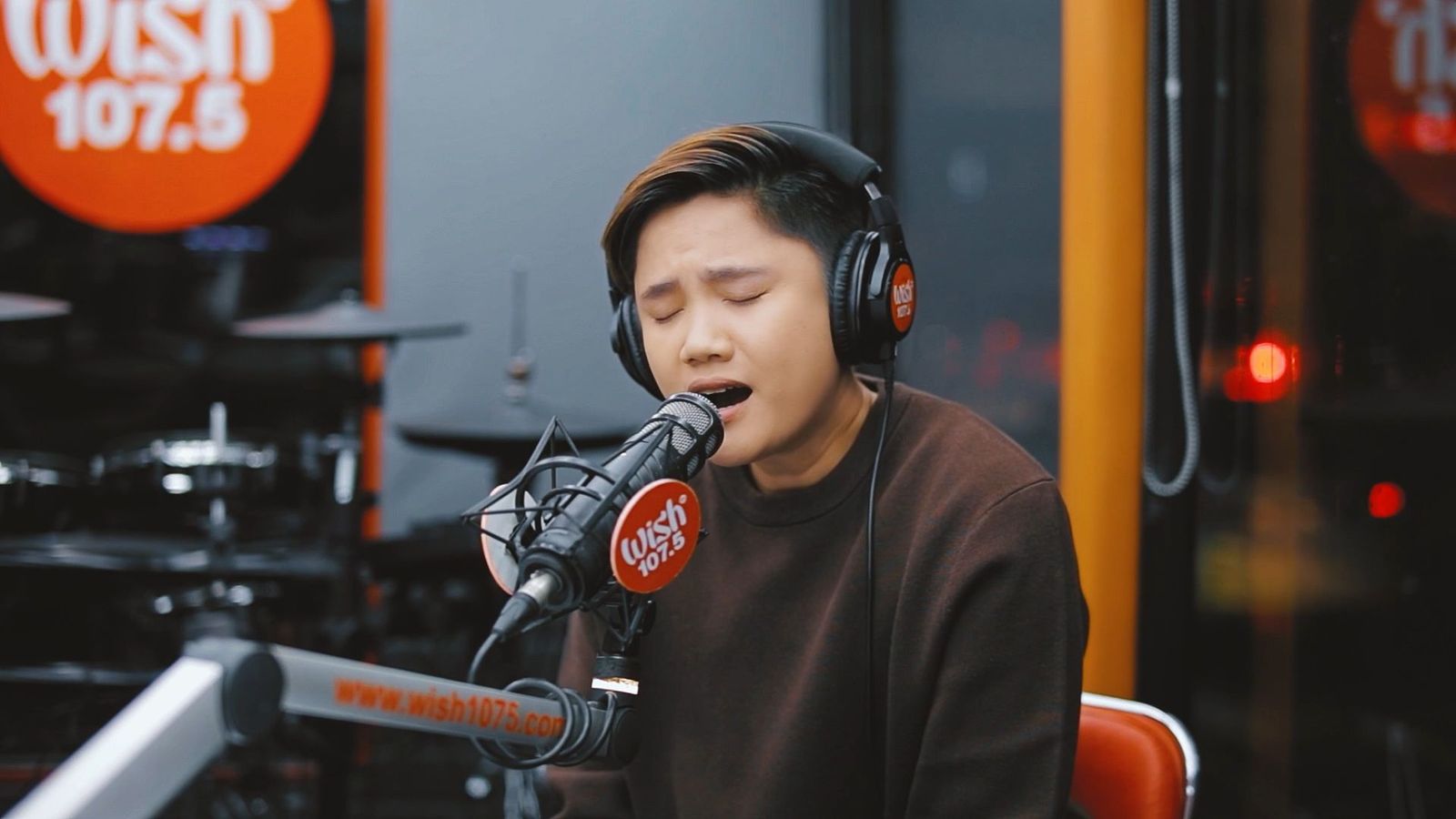 Kaye Cal performs "Kulay ng Puso" live on Wish 107.5 Bus
