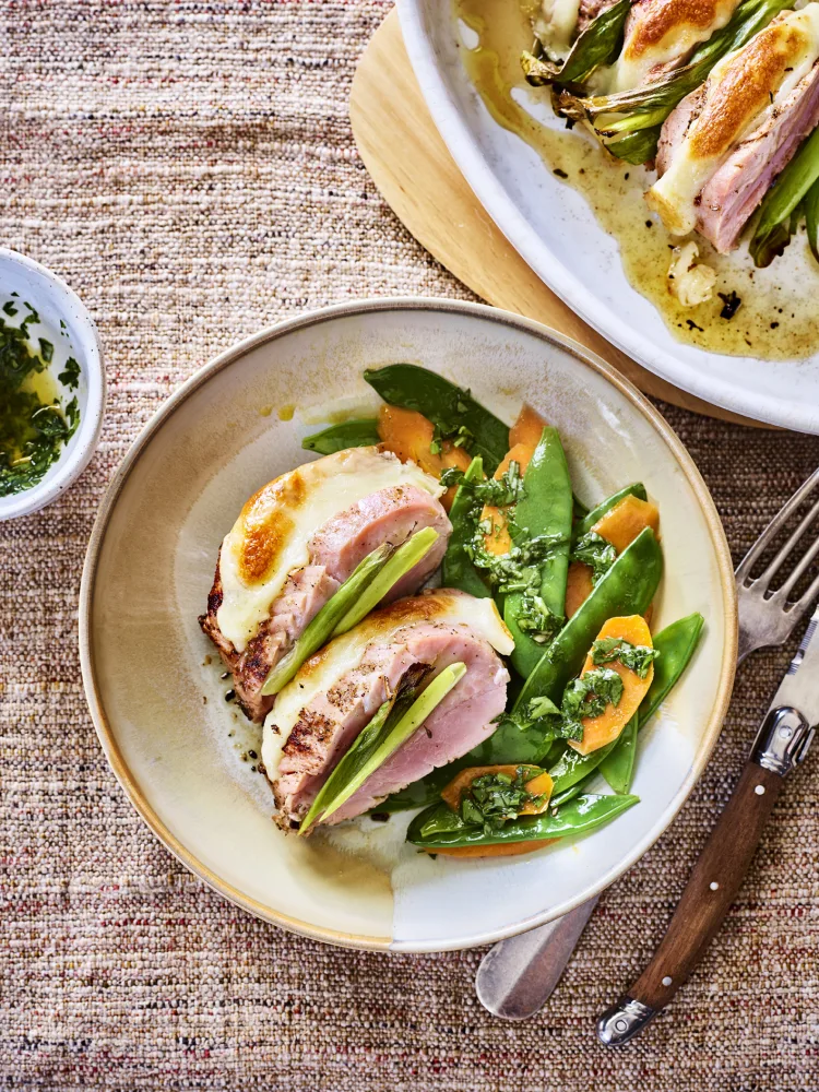 FODMAP Hasselback van varkenshaasje met mozzarella en kruidensalsa ...