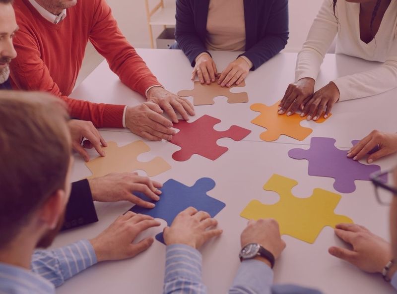 Holacratie : définition, concepts clés, avantages et limites