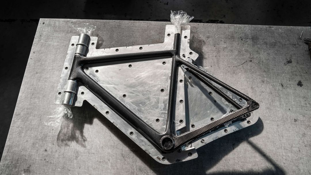 SWI Cycling: Custom Carbon Road Bikes