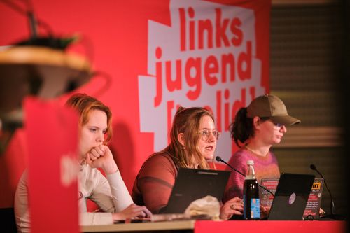 Nicht auf unseren Rücken! | linksjugend ['solid]