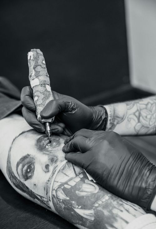 Blackwork Tattoo Guide: Stil, Technik & Bedeutung auf einen Blick - Tattoo Anansi Magazin