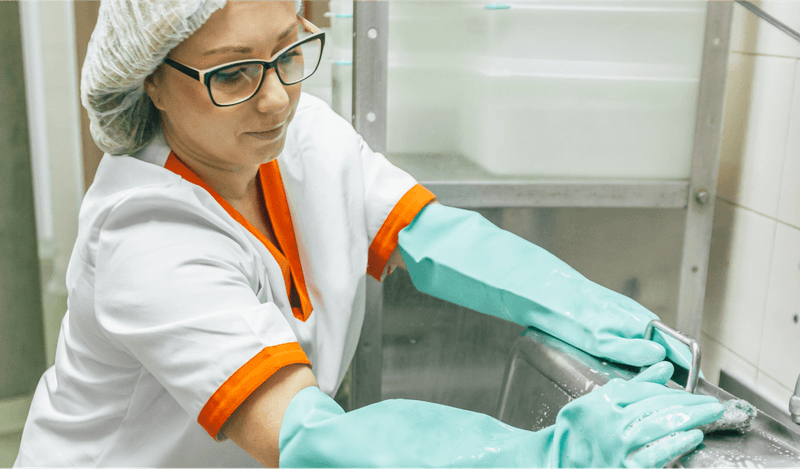 Plongeur en restauration : métier, missions et salaire