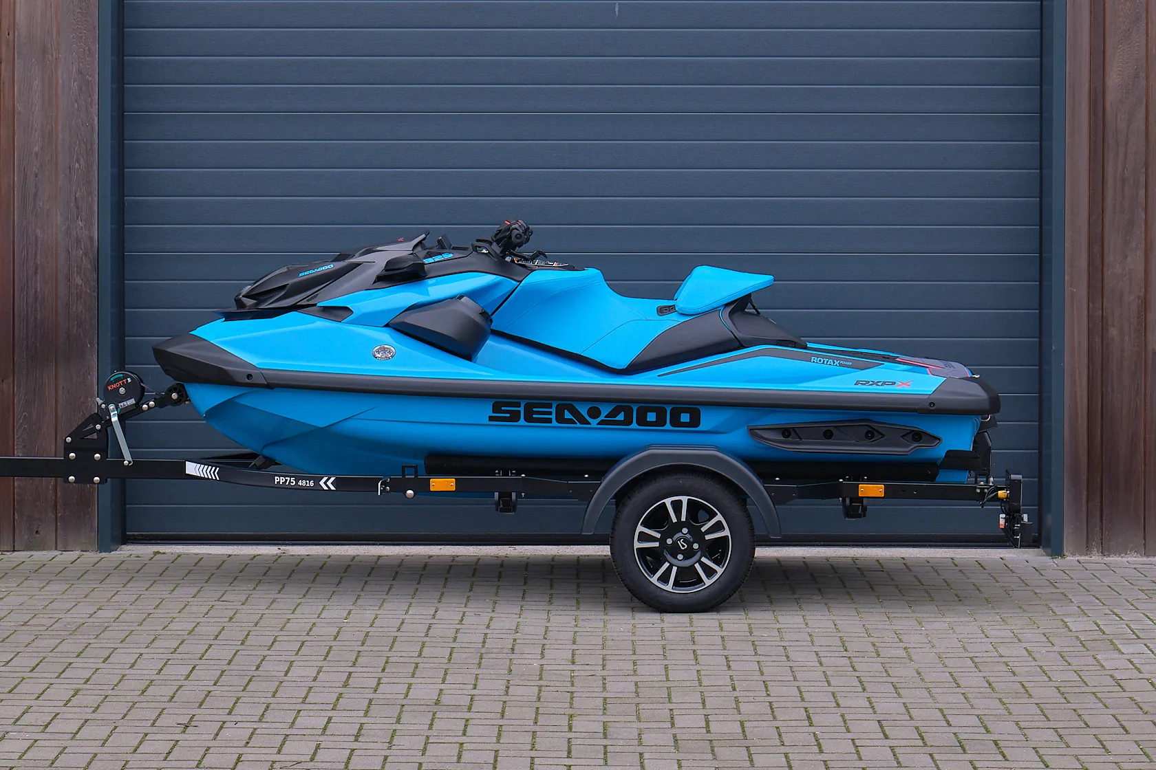 De Sea-Doo Spark Trixx is net een crossmotor, maar dan op het water ...