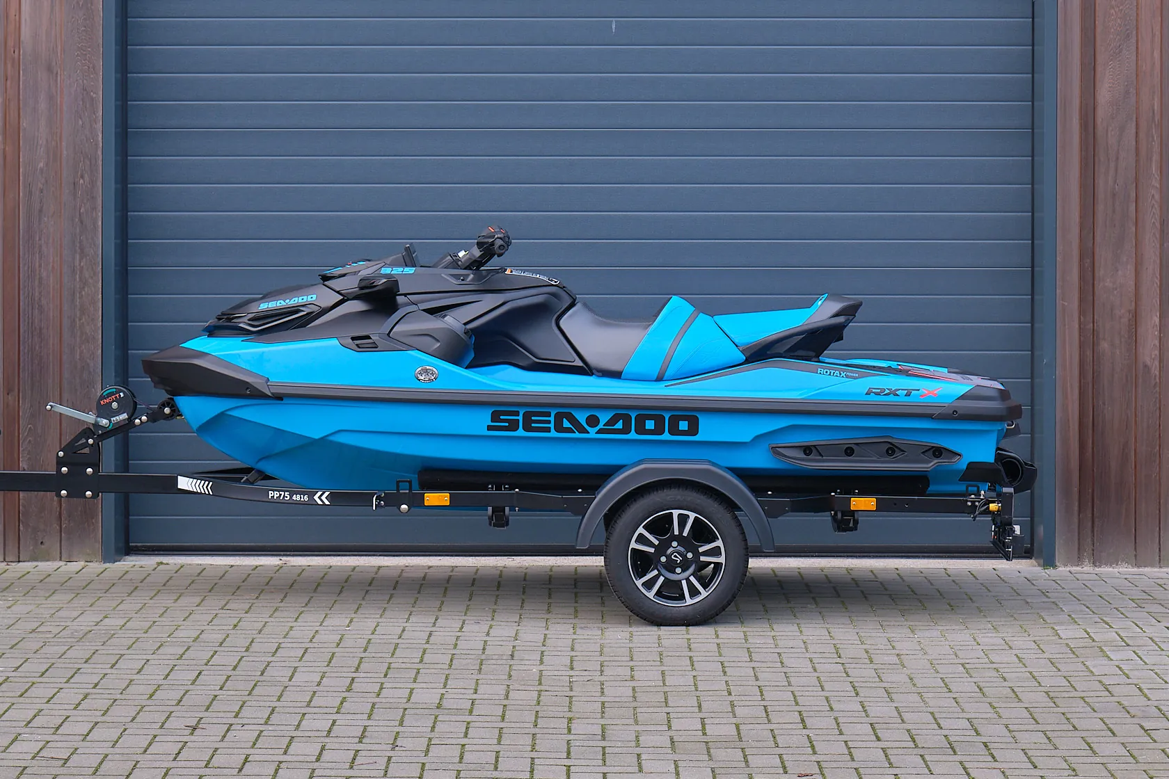 De Sea-Doo Spark Trixx is net een crossmotor, maar dan op het water ...