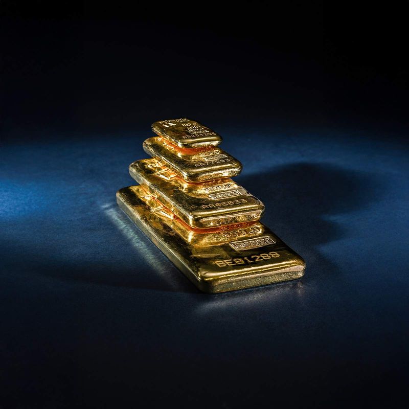 Buying gold stocks: how they work, risks, and comparison with physical ...
